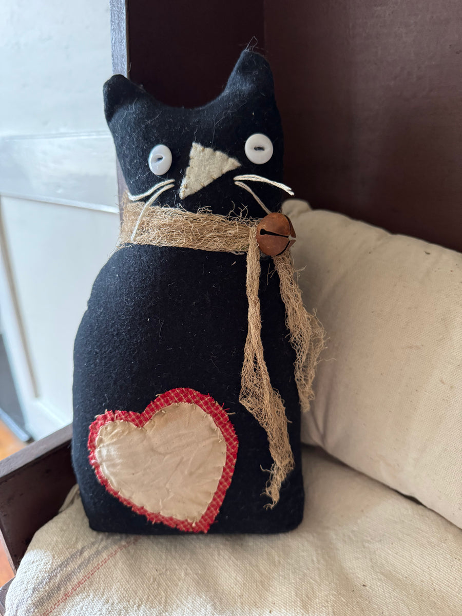 Black Cat with Heart – Crows Nest Primitive Shoppe